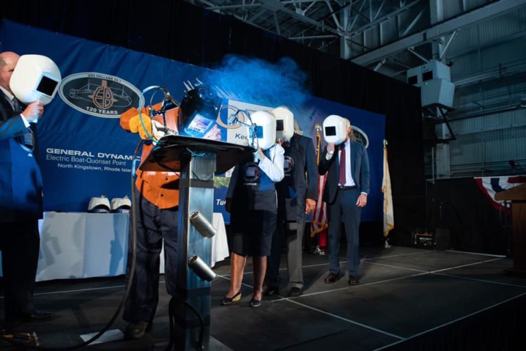 Cérémonie de la pose de la quille du futur USS Iowa (SSN 797) - AGASM ...