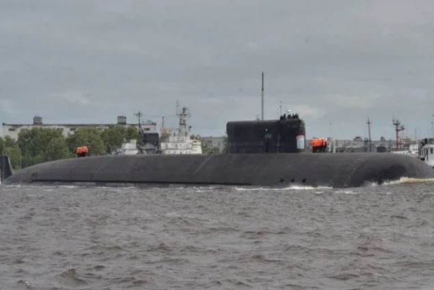 Le sous-marin russe K-329 "Belgorod" effectue des essais en mer ...